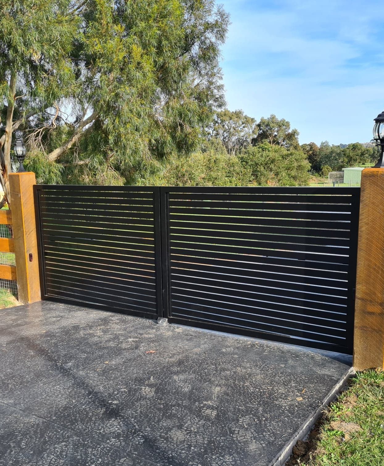 Gates for Sloping Driveways - Riser Hinges | Visser Fencing