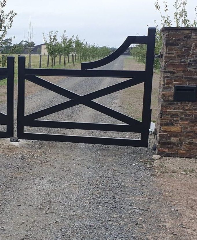 Gates for Sloping Driveways - Riser Hinges | Visser Fencing